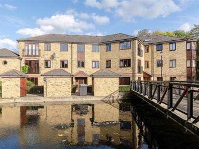 2 Bedrooms Flat for sale in Wandle Road, Morden, Surrey SM4