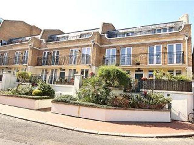 2 Bedrooms Flat for sale in Warnes, Steyne Gardens, Worthing, West Sussex BN11