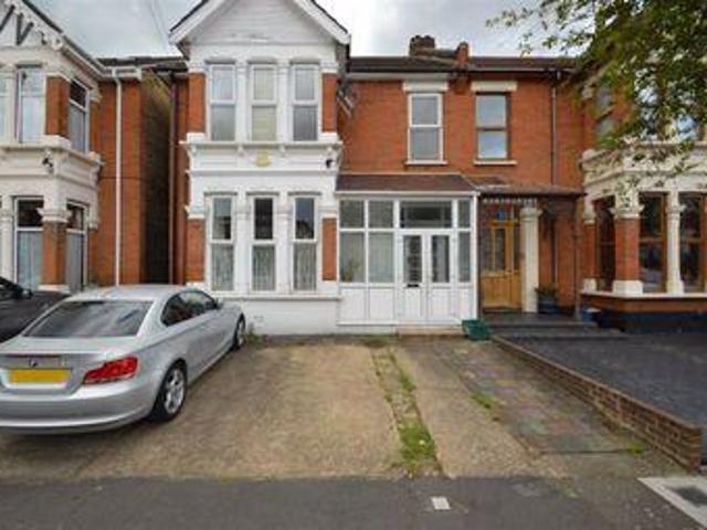 2 Bedrooms Flat for sale in Warwick Gardens, Ilford, Essex IG1