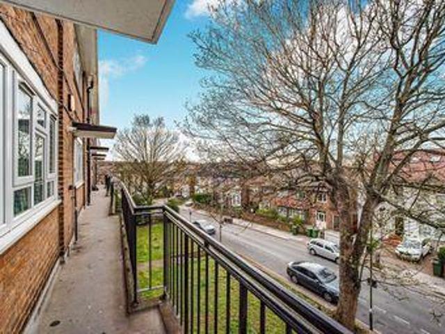 2 Bedrooms Flat for sale in Wellesley Close Wellington Gardens, London SE7