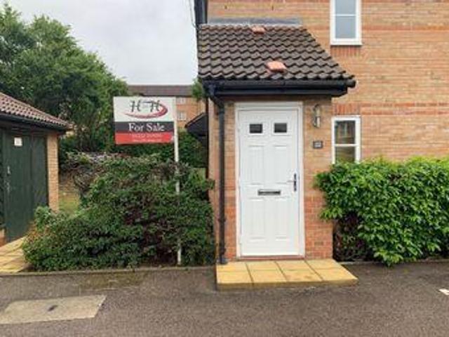2 Bedrooms Flat for sale in Wells Court, Regarth Avenue, Romford, Essex RM1