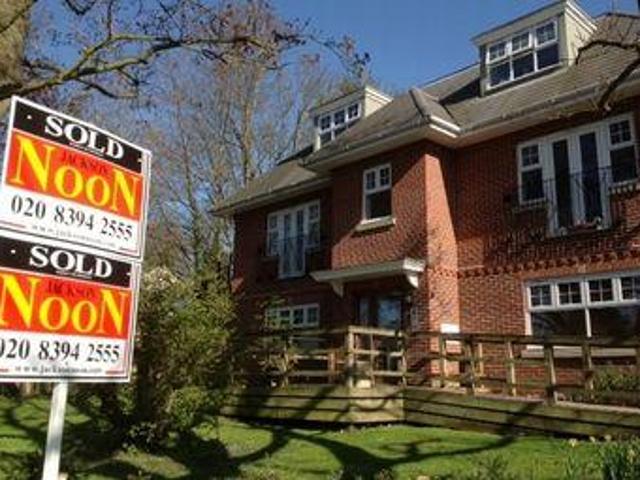 2 Bedrooms Flat for sale in Wesley Place Epsom Downs, Epsom Downs KT18