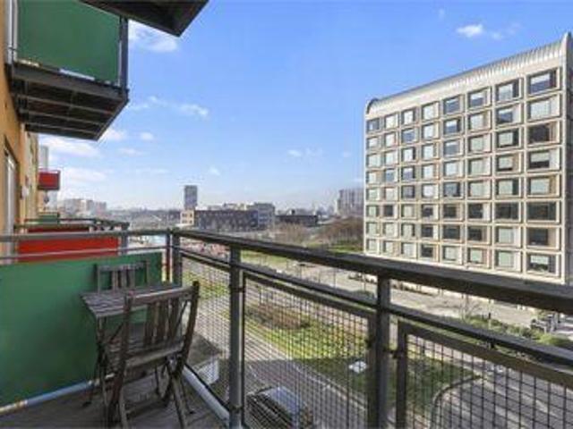 2 Bedrooms Flat for sale in West Parkside, Greenwich, London SE10