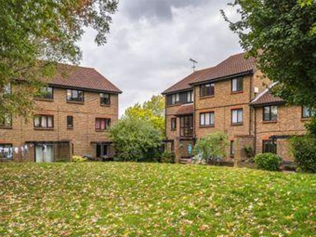 2 Bedrooms Flat for sale in Whitecroft, Horley, Surrey RH6