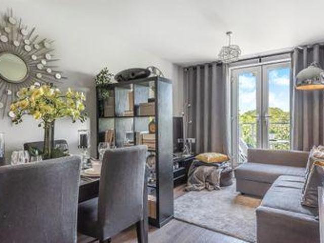 2 Bedrooms Flat for sale in Whitestone Way, Croydon CR0