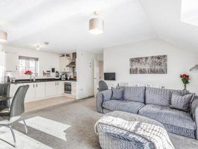 2 Bedrooms Flat for sale in William Heelas Way, Wokingham RG40
