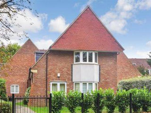 2 Bedrooms Flat for sale in Wingfield Court, Banstead, Surrey SM7