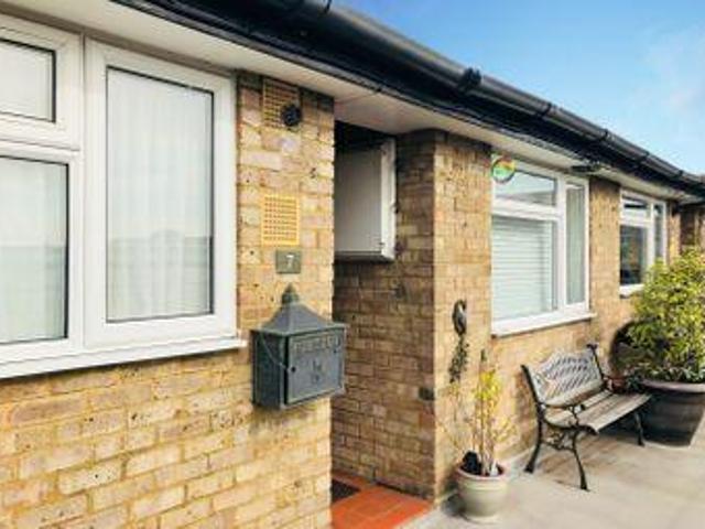 2 Bedrooms Flat for sale in Windmill Parade, Hughended, Buckinghamshire HP15
