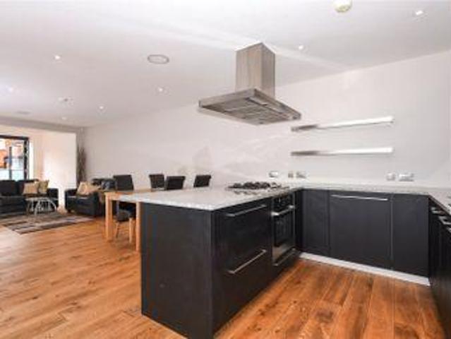 2 Bedrooms Flat for sale in Windsor Quay, Farm Yard, Windsor, Berkshire SL4
