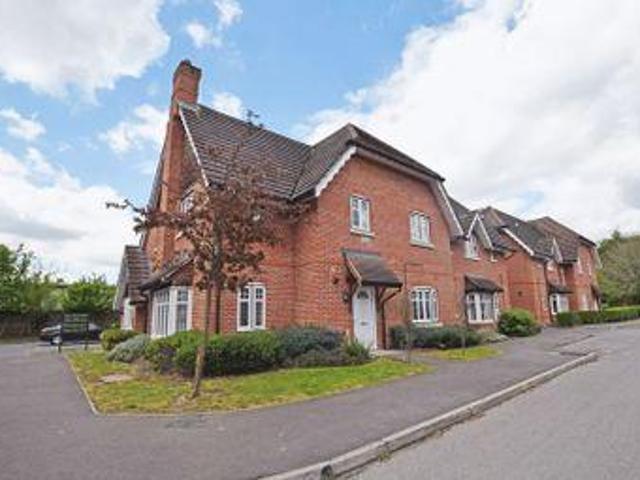 2 Bedrooms Flat for sale in Winstreet Close, Alton GU34