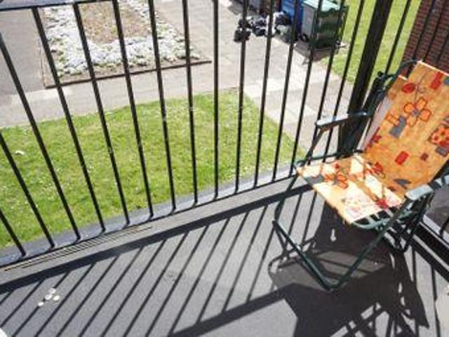 2 Bedrooms Flat for sale in Wyndham Avenue, Manchester M27