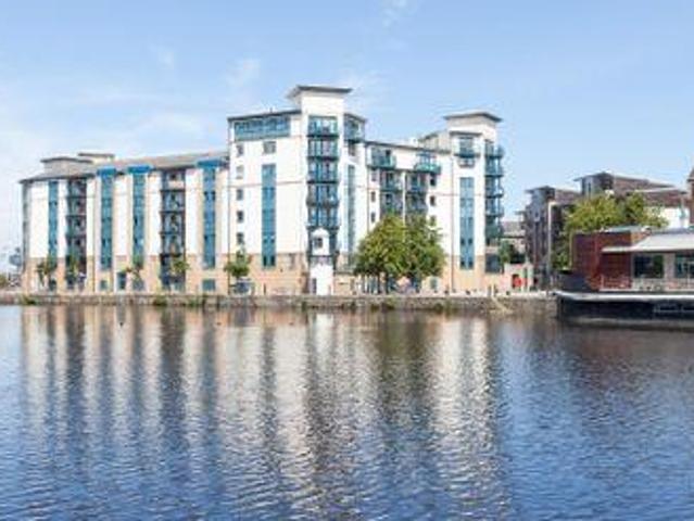 2 Bedrooms Flat for sale in Tower Place, Leith, Edinburgh EH6
