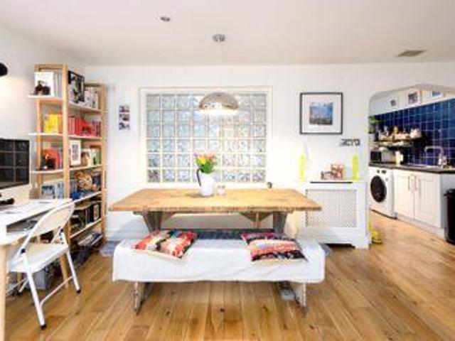 2 Bedrooms Flat for sale in Tollington Road, Holloway N7