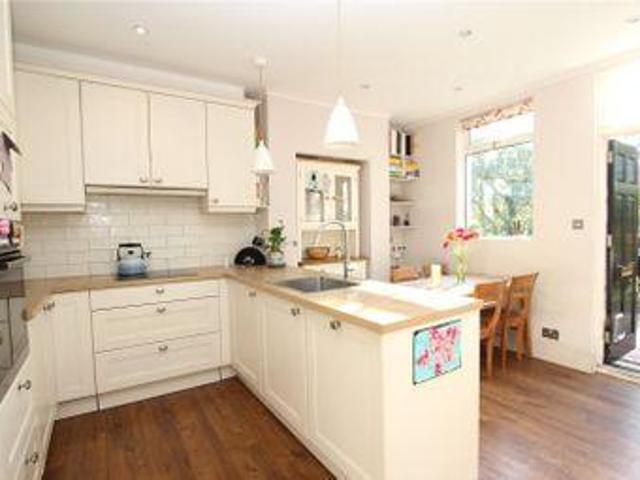 2 Bedrooms Flat for sale in Tormount Road, Plumstead Common SE18