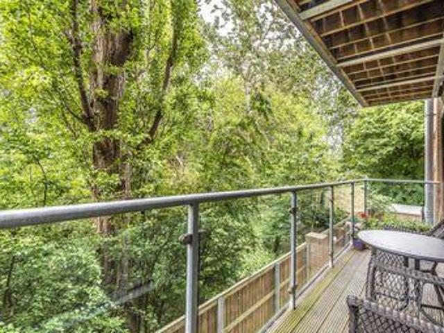 2 Bedrooms Flat for sale in Talbot Close, Mitcham CR4