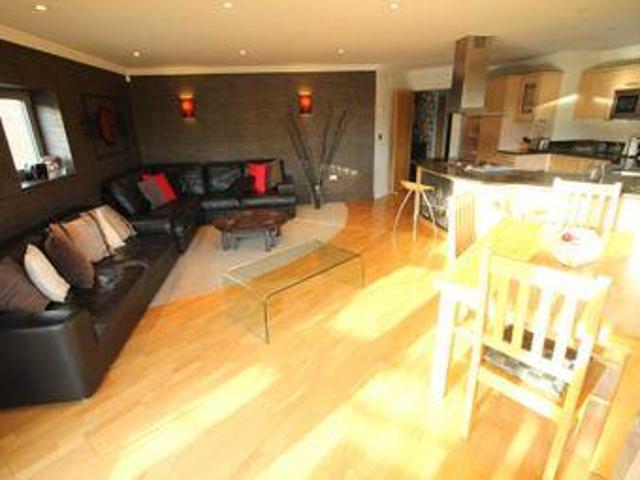2 Bedrooms Flat for sale in Tallow Road, Brentford TW8