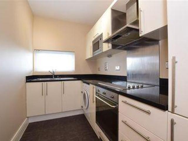 2 Bedrooms Flat for sale in Tamar Square, Woodford Green, Essex IG8
