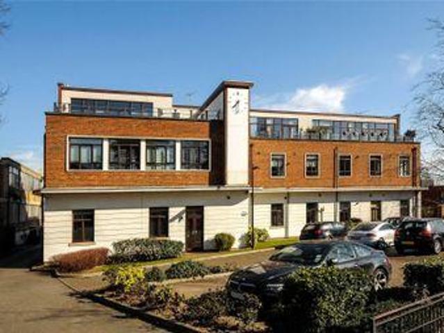 2 Bedrooms Flat for sale in Tempus Court, 128 138 High Road, London E18