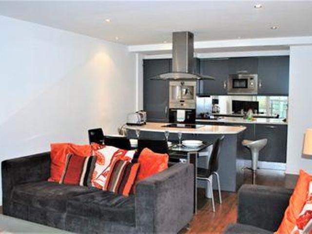 2 Bedrooms Flat for sale in The Oxygen, 18 Western Gateway E16
