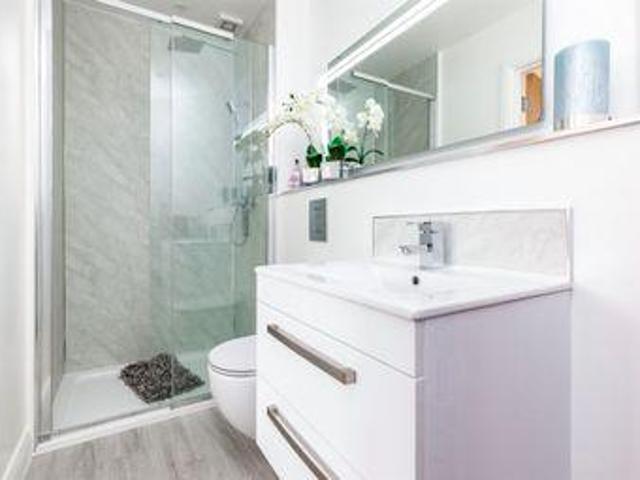 2 Bedrooms Flat for sale in The Avenue, Eastbourne BN21