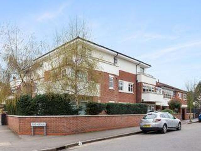 2 Bedrooms Flat for sale in The Avenue, London E11