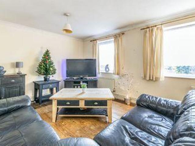 2 Bedrooms Flat for sale in The Chestnuts, Horley RH6