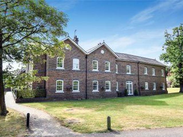 2 Bedrooms Flat for sale in The Courtyard, Holwood Estate, Westerham Road, Keston BR2