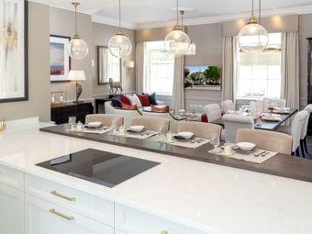 2 Bedrooms Flat for sale in The Drive, Ickenham UB10