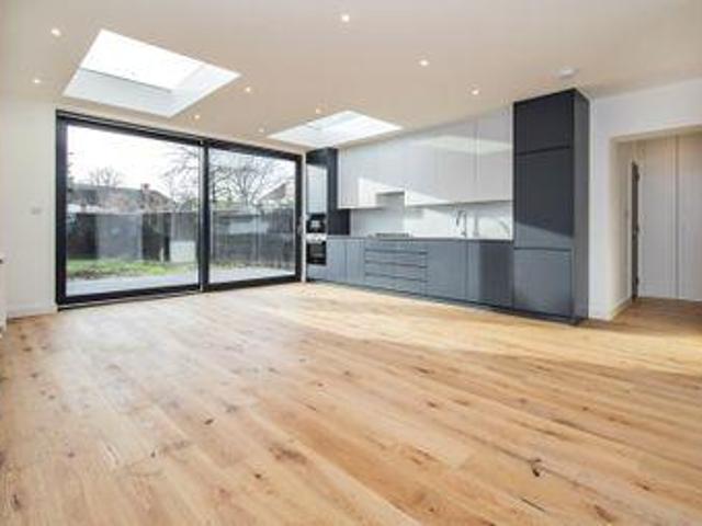 2 Bedrooms Flat for sale in The Fairway, London W3