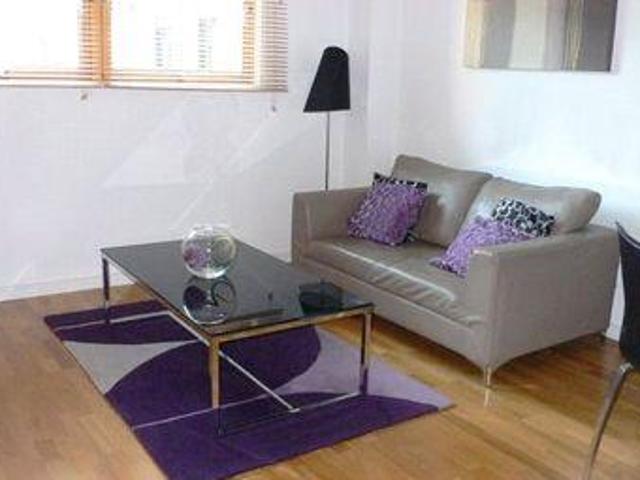 2 Bedrooms Flat for sale in The Gateway North, Crown Point Road, Leeds, West Yorkshire LS9