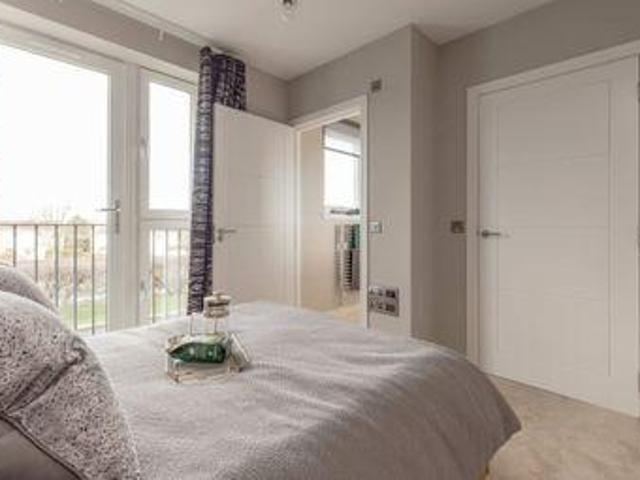 2 Bedrooms Flat for sale in The Green, Edinburgh EH11