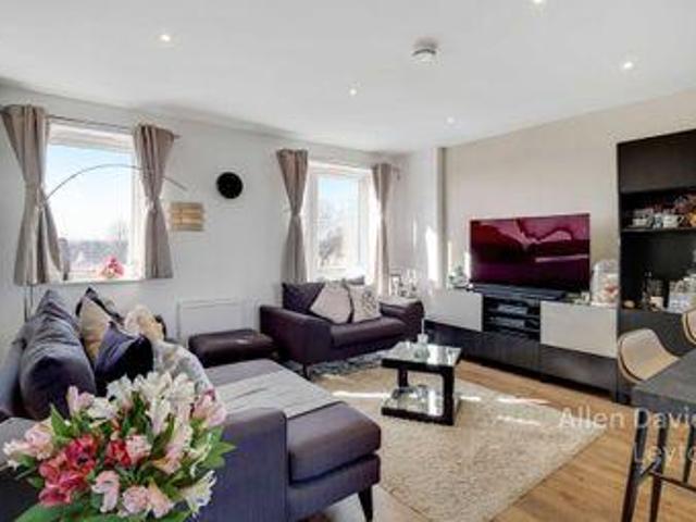 2 Bedrooms Flat for sale in The Pavement, Hainault Road, London E11