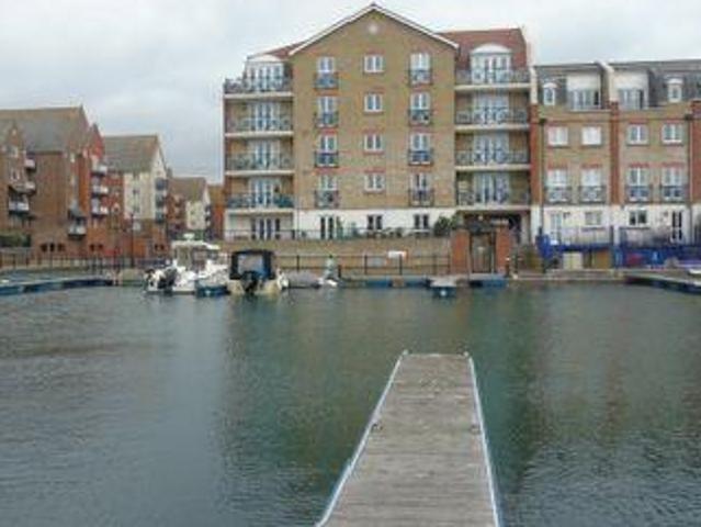 2 Bedrooms Flat for sale in The Piazza, Eastbourne BN23