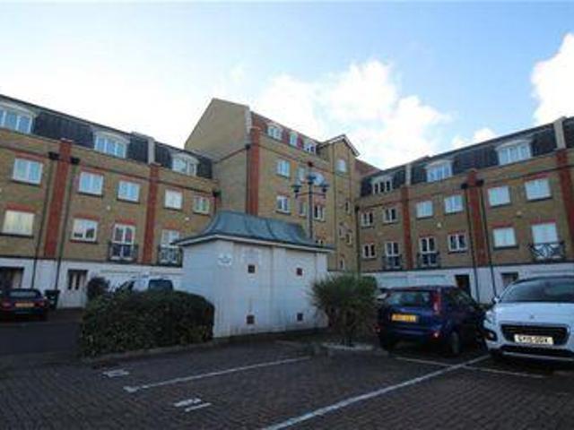 2 Bedrooms Flat for sale in The Piazza, Eastbourne BN23