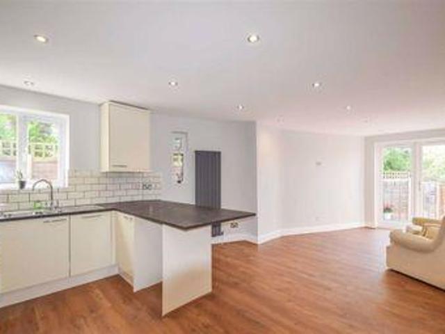 2 Bedrooms Flat for sale in The Ridgeway, Westcliff On Sea, Essex SS0
