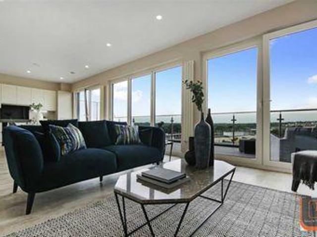 2 Bedrooms Flat for sale in, The View, Station Square, Bergholt Road, Colchester CO4