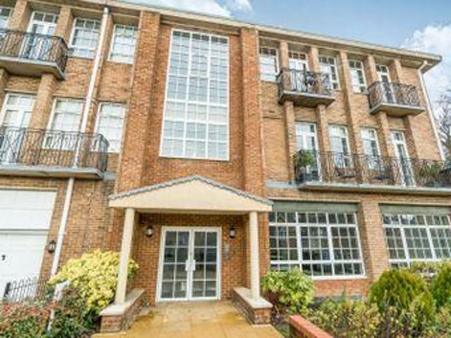 2 Bedrooms Flat for sale in The Water Gardens, High Wycombe HP15
