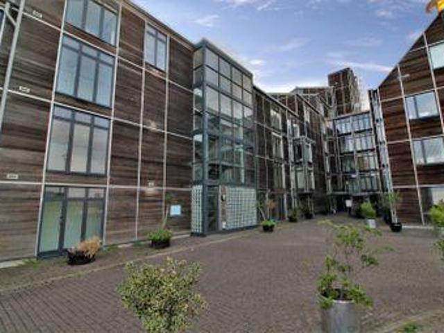 2 Bedrooms Flat for sale in Three Mill Lane, London E3