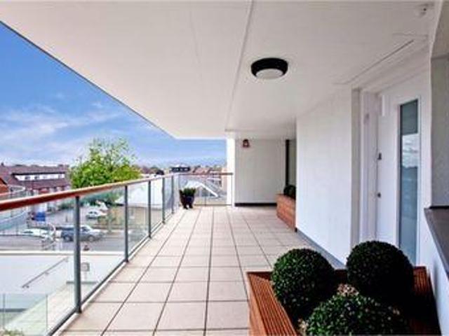 2 Bedrooms Flat for sale in Titan Court, Flower Lane NW7