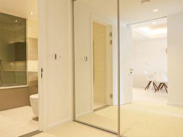 2 Bedrooms Flat for sale in Tidal Basin Road, Royal Docks, London E16