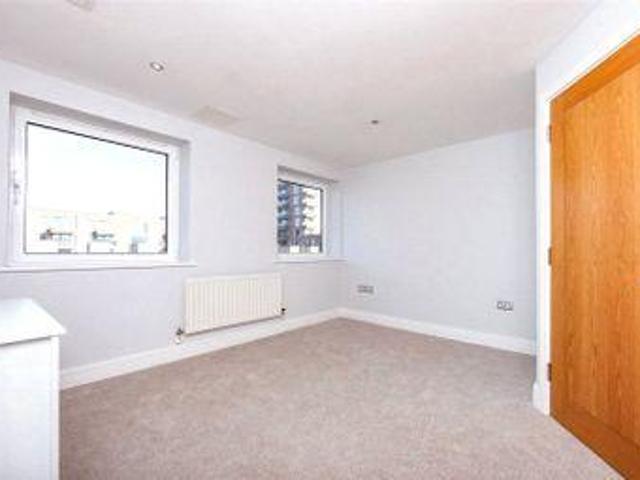 2 Bedrooms Flat for sale in Tradewinds, Wards Wharf Approach, London E16