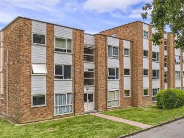 2 Bedrooms Flat for sale in Trapstyle Road, Ware SG12