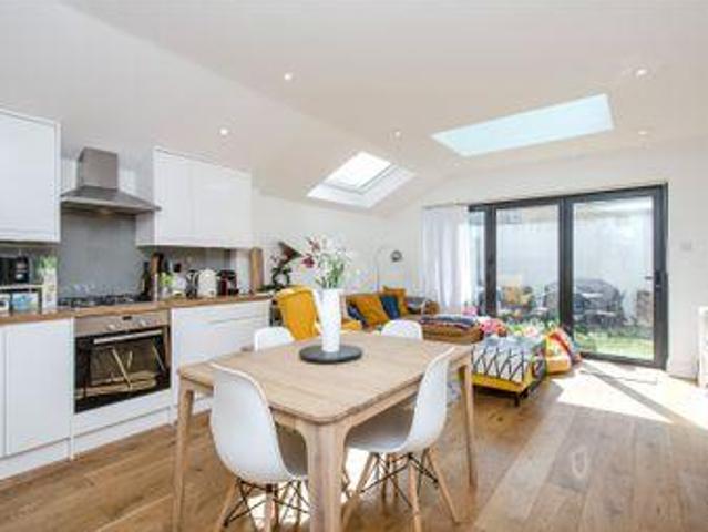 2 Bedrooms Flat for sale in Trewint Street, Southfields, London SW18