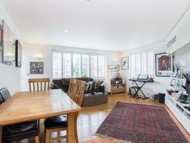 2 Bedrooms Flat for sale in Trinity Crescent, Balham, London SW17