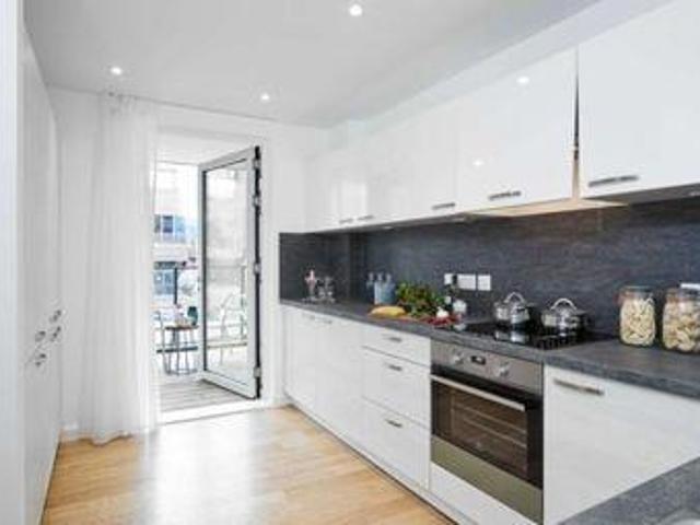 2 Bedrooms Flat for sale in Trinity Square, Finchley, London N12
