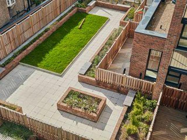 2 Bedrooms Flat for sale in Trinity Square, London N12