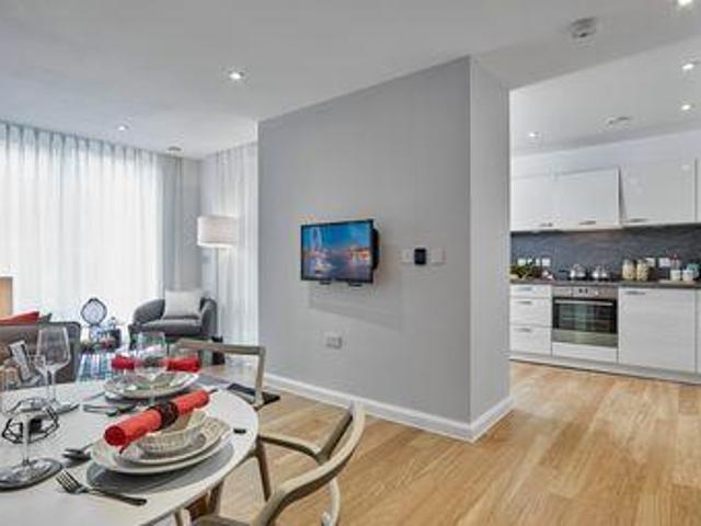 2 Bedrooms Flat for sale in Trinity Square, London N12