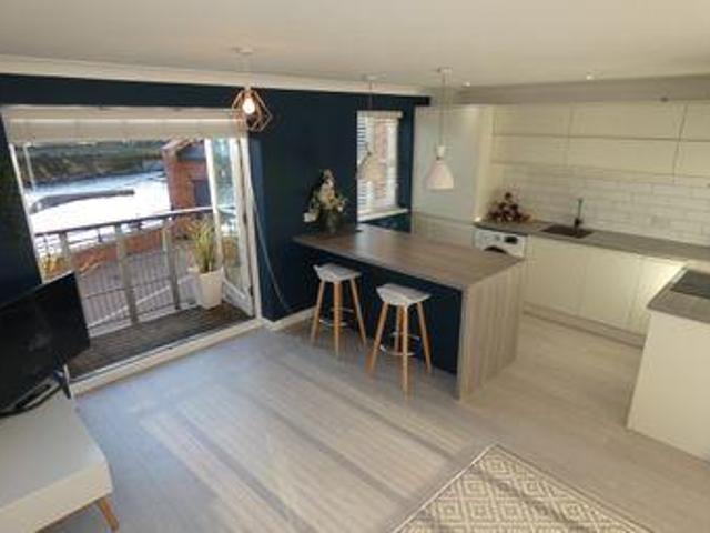 2 Bedrooms Flat for sale in Turlow Court, Leeds LS9