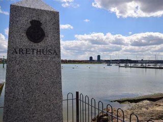 2 Bedrooms Flat for sale in Upnor Road, Lower Upnor, Rochester, Kent ME2
