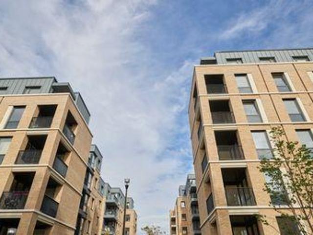 2 Bedrooms Flat for sale in Uxbridge Road, London UB1